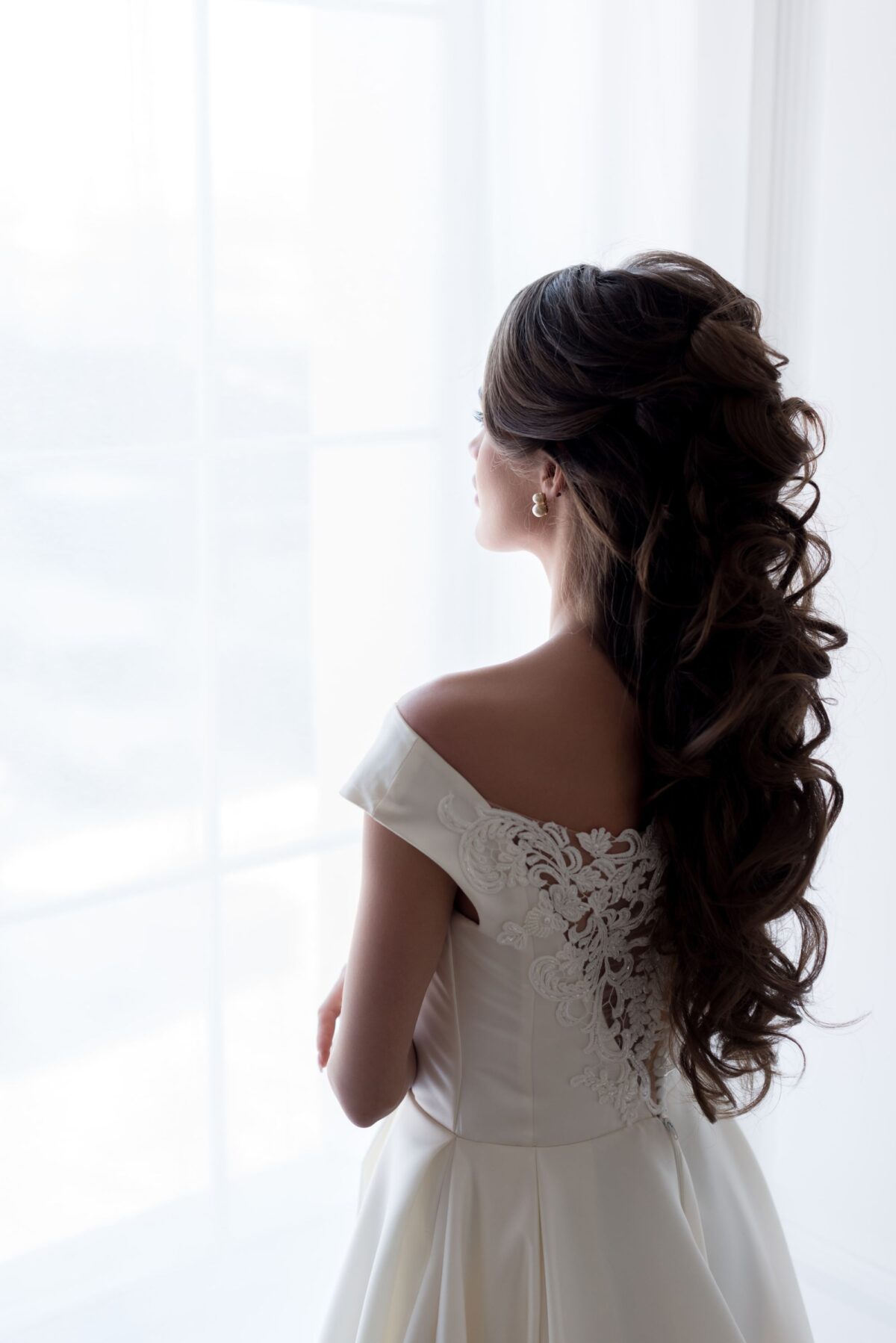Brautfrisuren halboffen: schöne Ideen & Tipps I WeddyPlace
